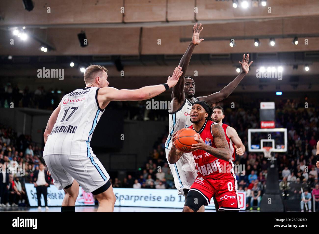 Mike Lewis II (Fit/One Wuerzburg Baskets, #00) im Zweikampf mit Kur ...