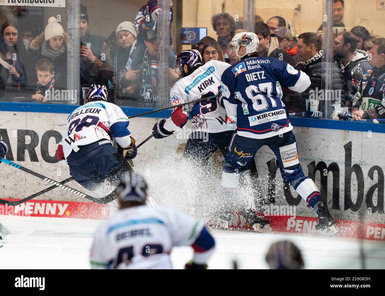 Stanislav Dietz (Iserlohn Roosters, #67) checkt Liam Kirk (Eisbaeren Berlin, #94) gegen die ...