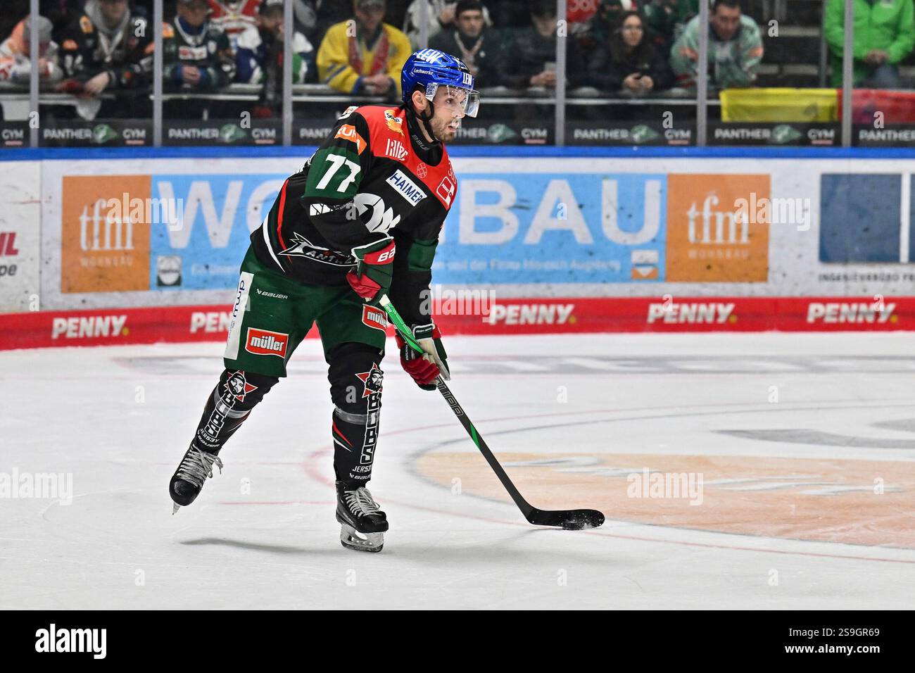 am Puck Luca TOSTO (Augsburger Panther #77) / Freisteller / Einzelfoto ...