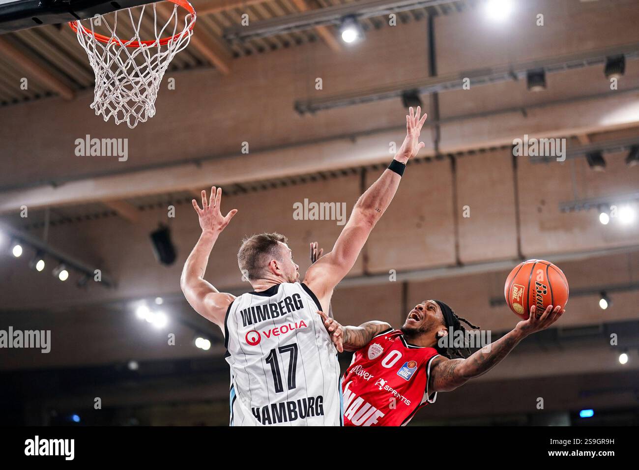Mike Lewis II (Fit/One Wuerzburg Baskets, #00) beim Korbleger gegen ...