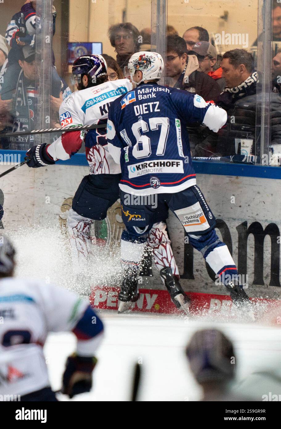 Stanislav Dietz (Iserlohn Roosters, #67) checkt Liam Kirk (Eisbaeren Berlin, #94) gegen die ...