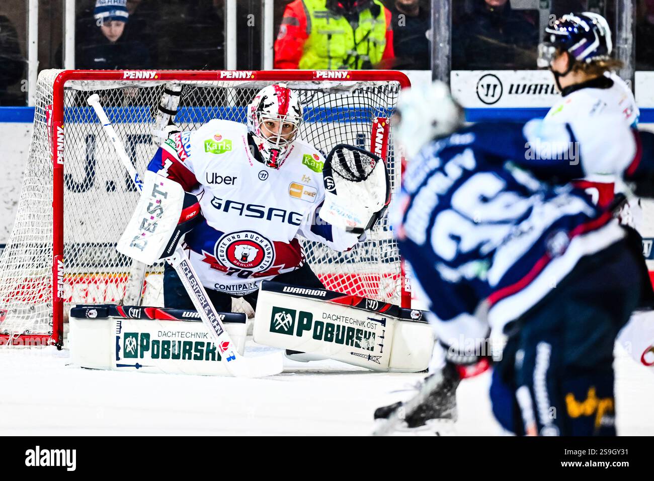 Brandon Gormley (Iserlohn Roosters, #36) schießt auf das Tor von Jonas ...