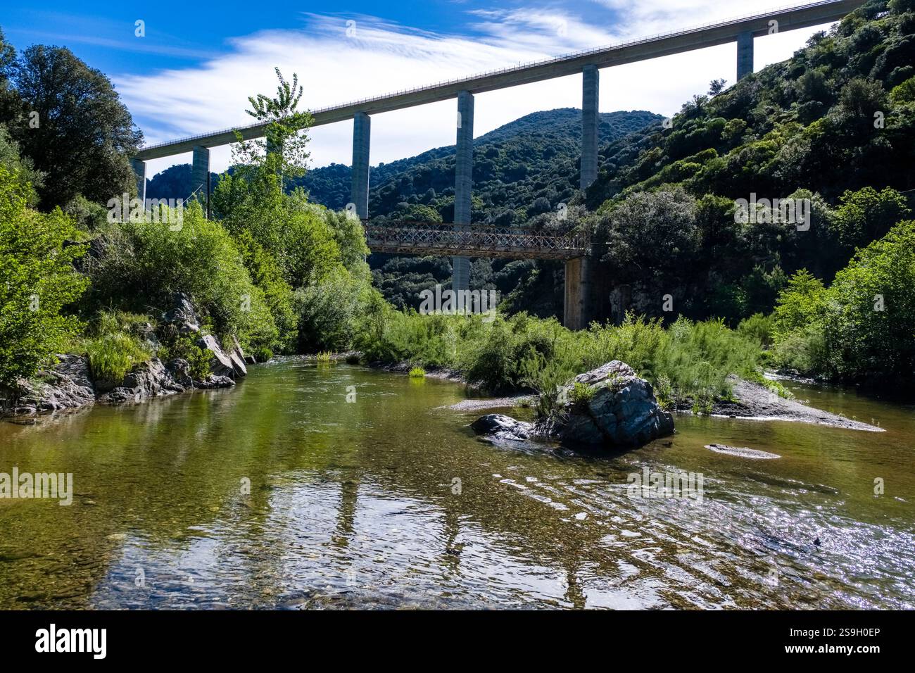 An old and a new road bridge are crossing the river Flumendosa outside ...