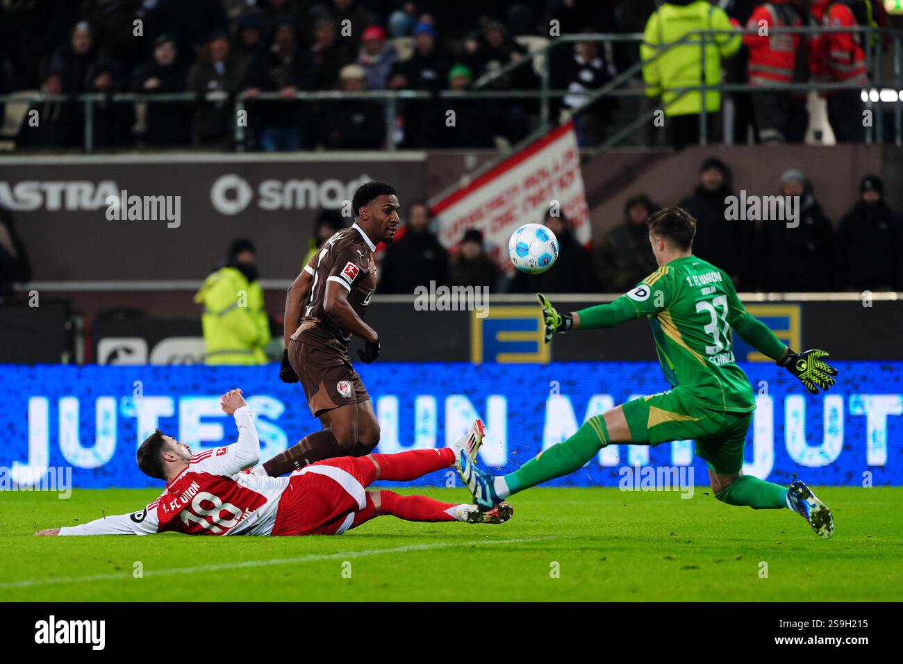Torschuss/Torchance Fin Stevens (FC St. Pauli, #14), Josip Juranovic (1 ...