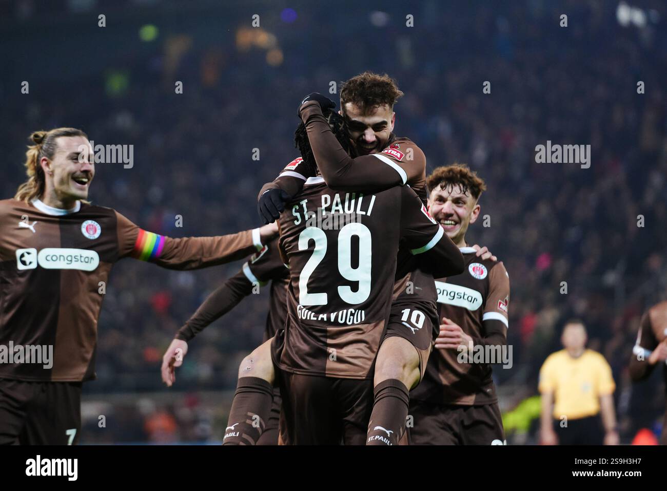 Torjubel FC St. Pauli nach Tor zum 3:0 Danel Sinani (FC St. Pauli, #10 ...