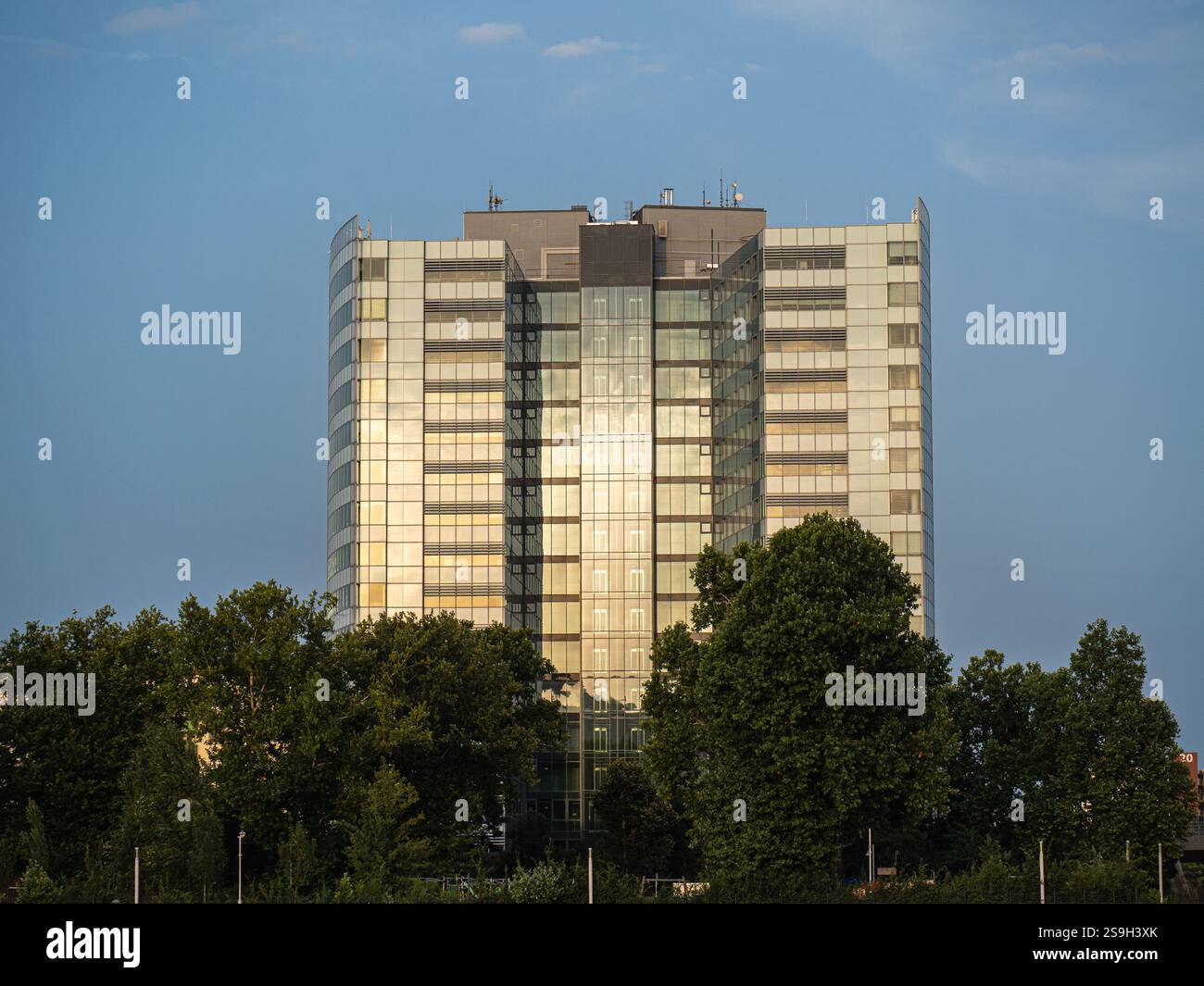 Duna Tower, Sleek Glass Facade of MetLife's Budapest Headquarters: A ...