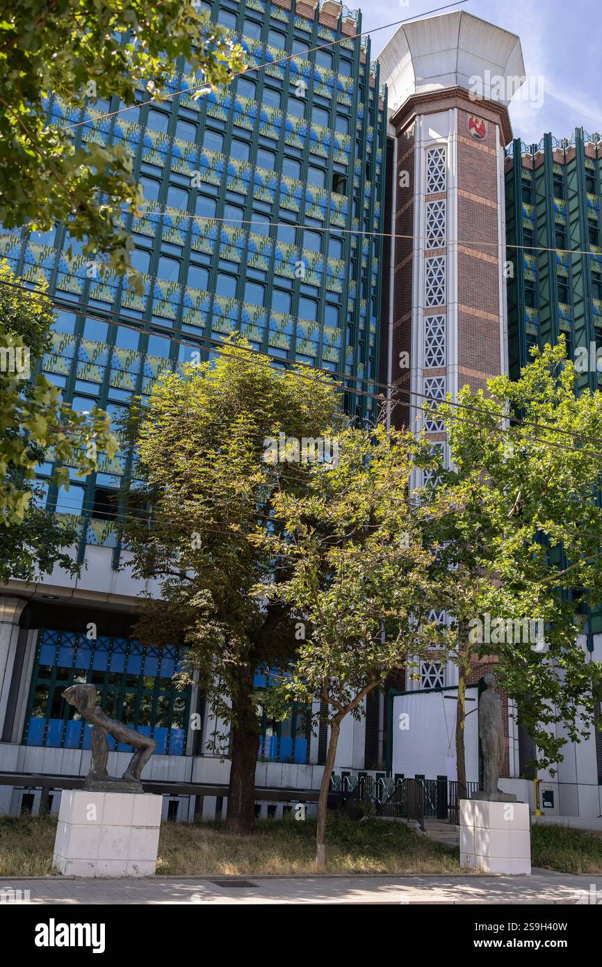 Contemporary Architecture in Vienna: A Building Wrapped in Green with ...