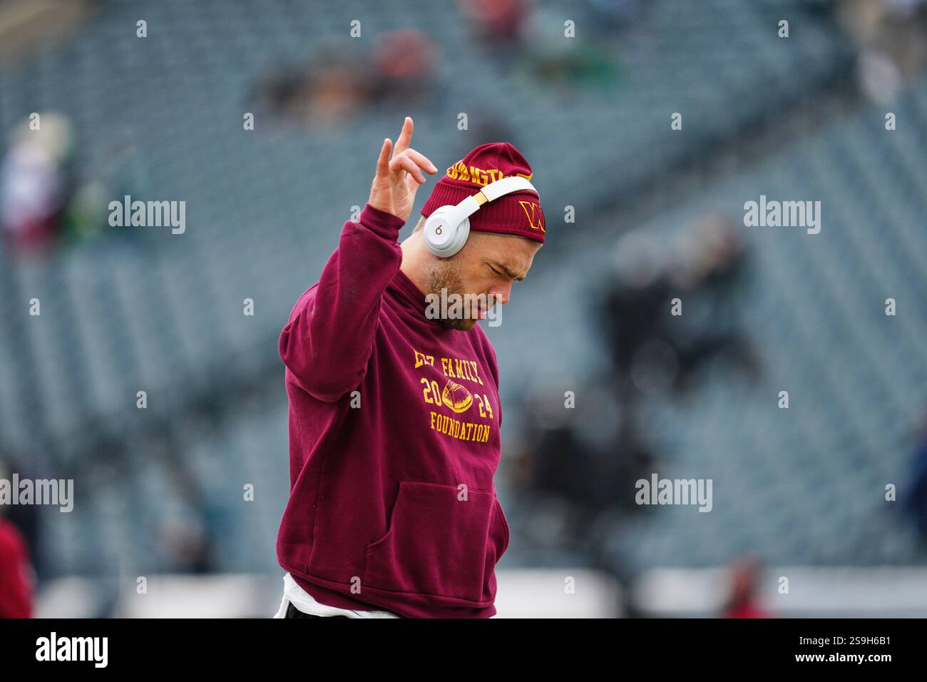 Washington Commanders tight end Zach Ertz warms up before the NFC ...