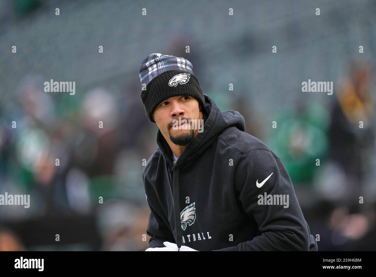 Philadelphia Eagles linebacker Zack Baun warms up before the NFC ...