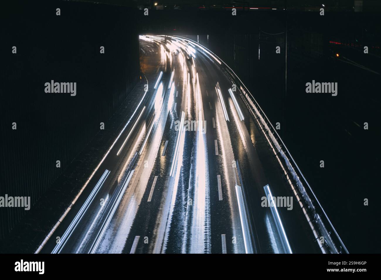 Stark befahrene Autobahn im Dunkeln Langzeitbelichtung Autobahn A100 ...