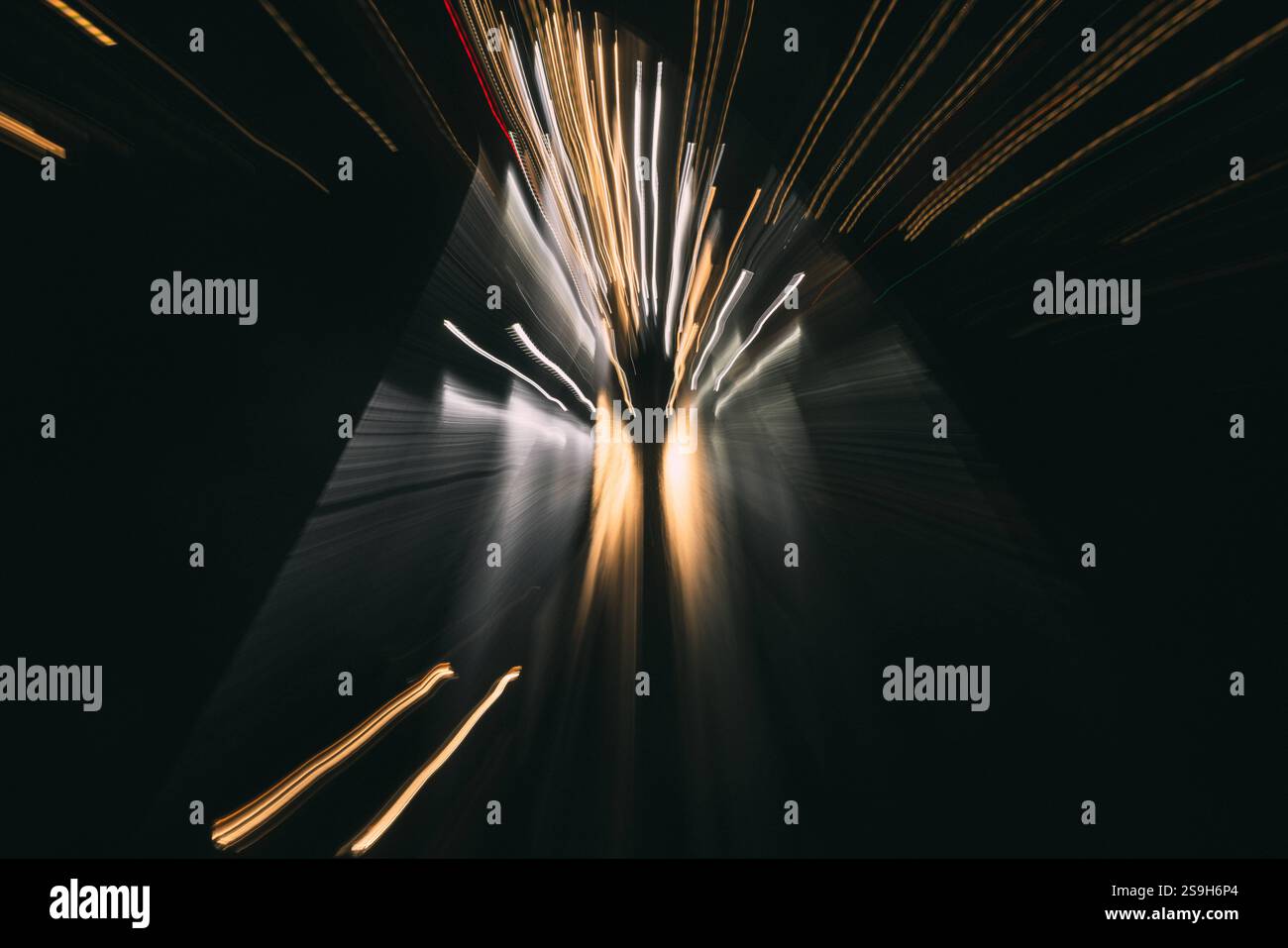 Stark befahrene Autobahn im Dunkeln Langzeitbelichtung Autobahn A100 ...
