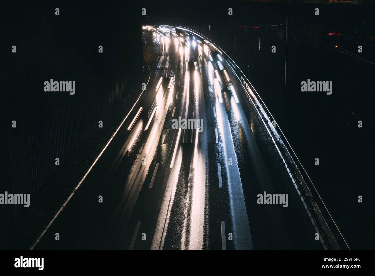 Stark befahrene Autobahn im Dunkeln Langzeitbelichtung Autobahn A100 ...