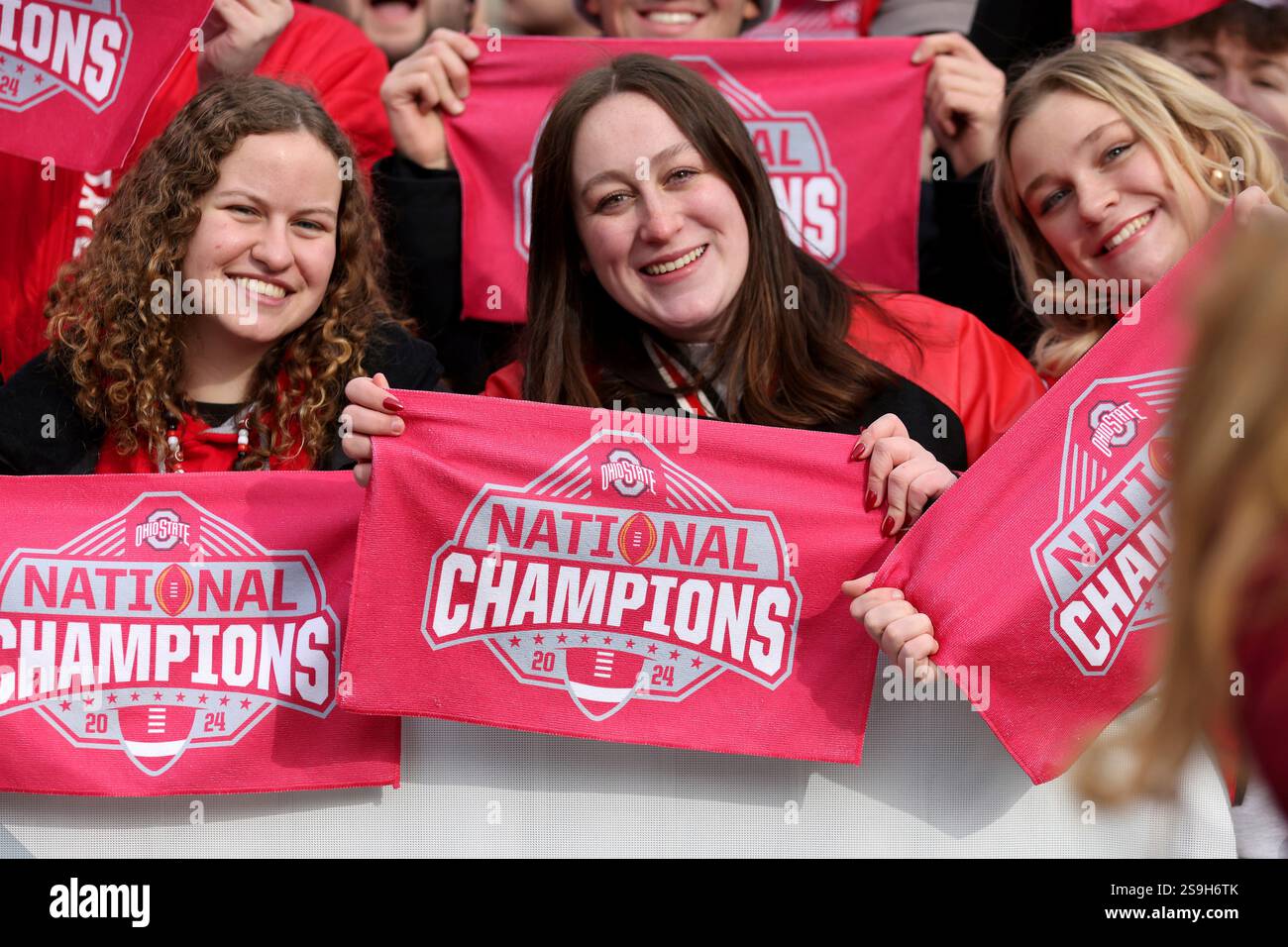 Ohio State Buckeyes football fans cheer during the National ...