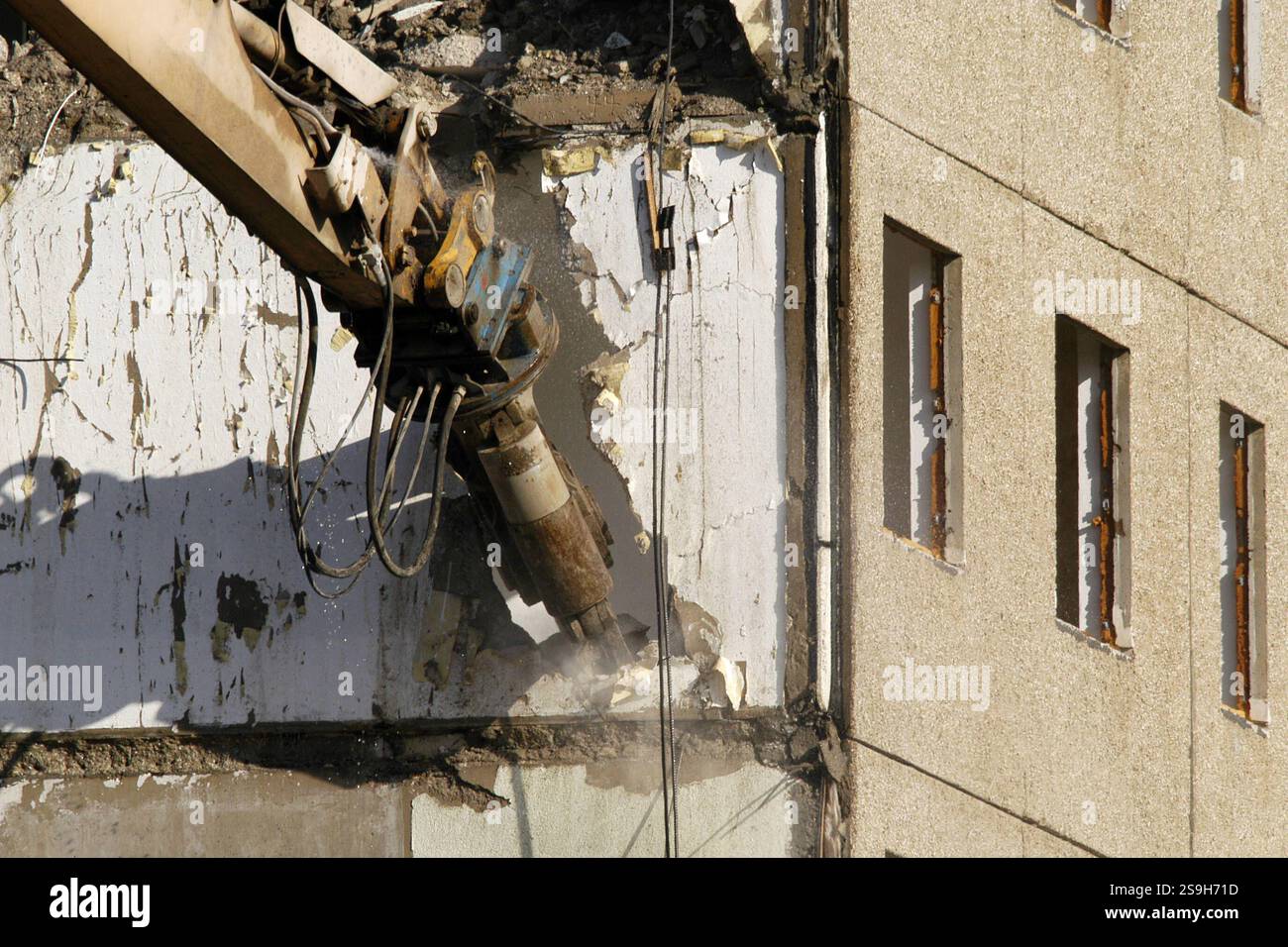 Abrissarbeiten an Plattenbauten, die in der ehemaligen DDR errichtet ...