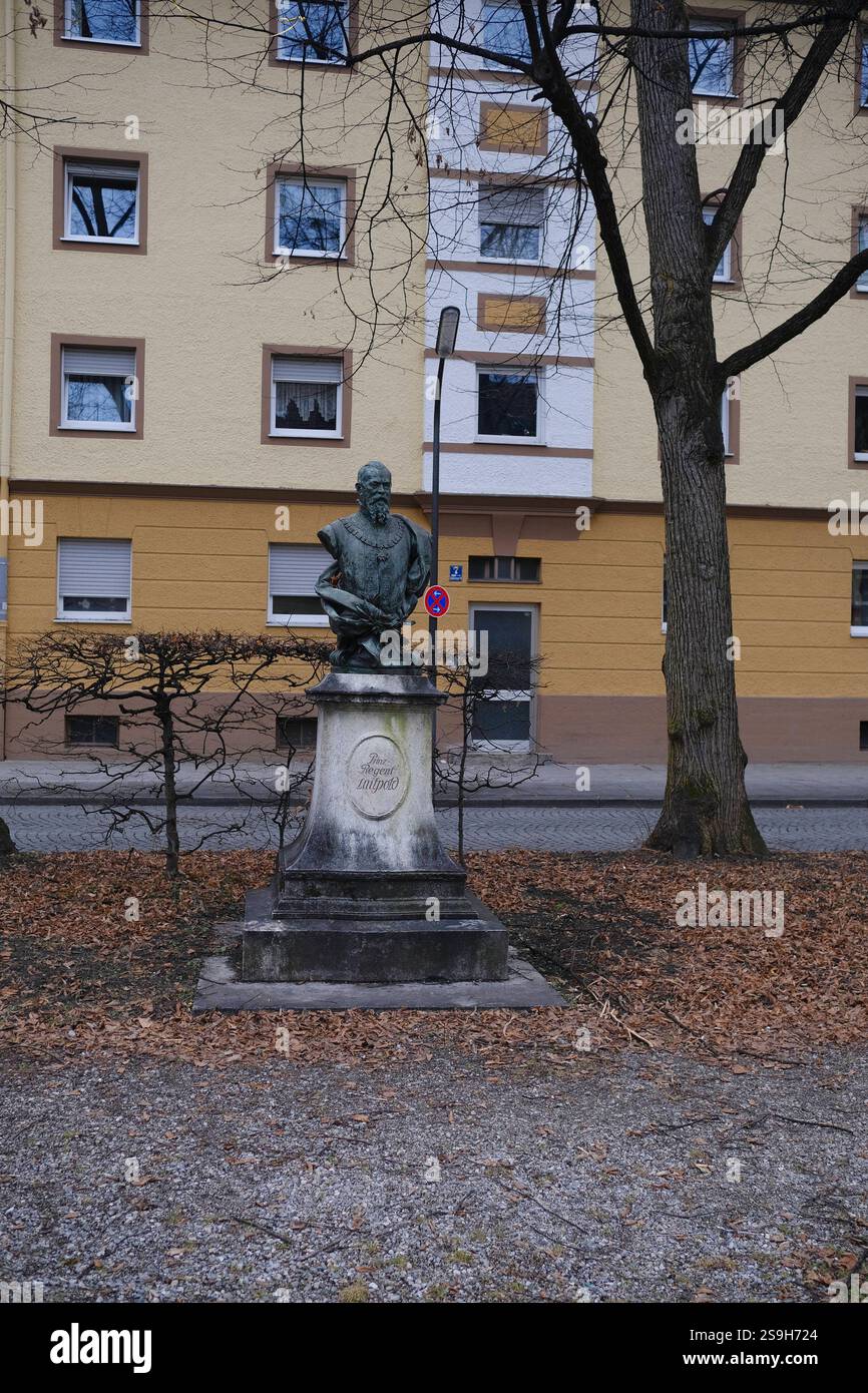 Statue von Prinzregent Luitpold am Schäringerplatz München Statue von ...