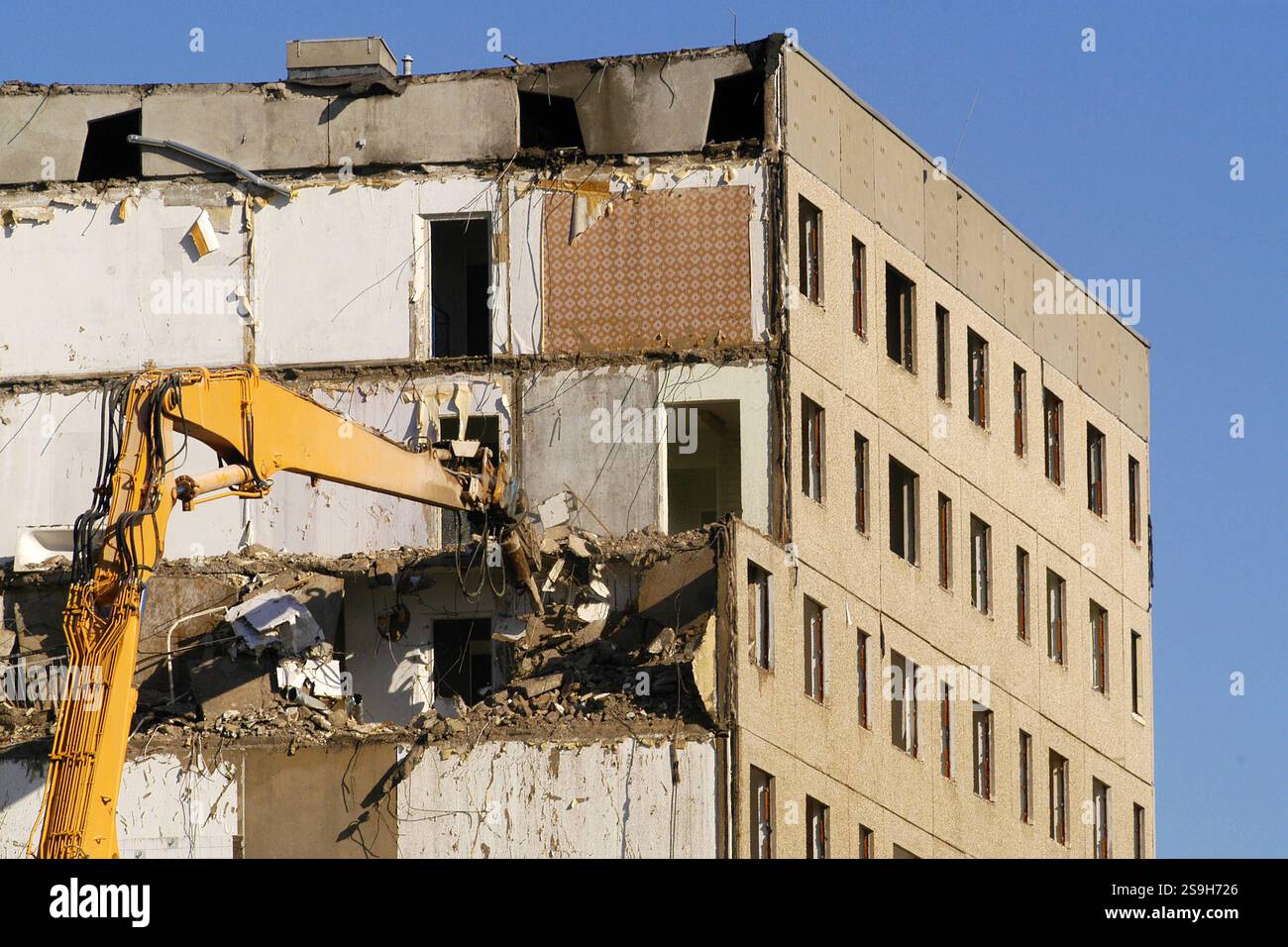 Abrissarbeiten an Plattenbauten, die in der ehemaligen DDR errichtet ...