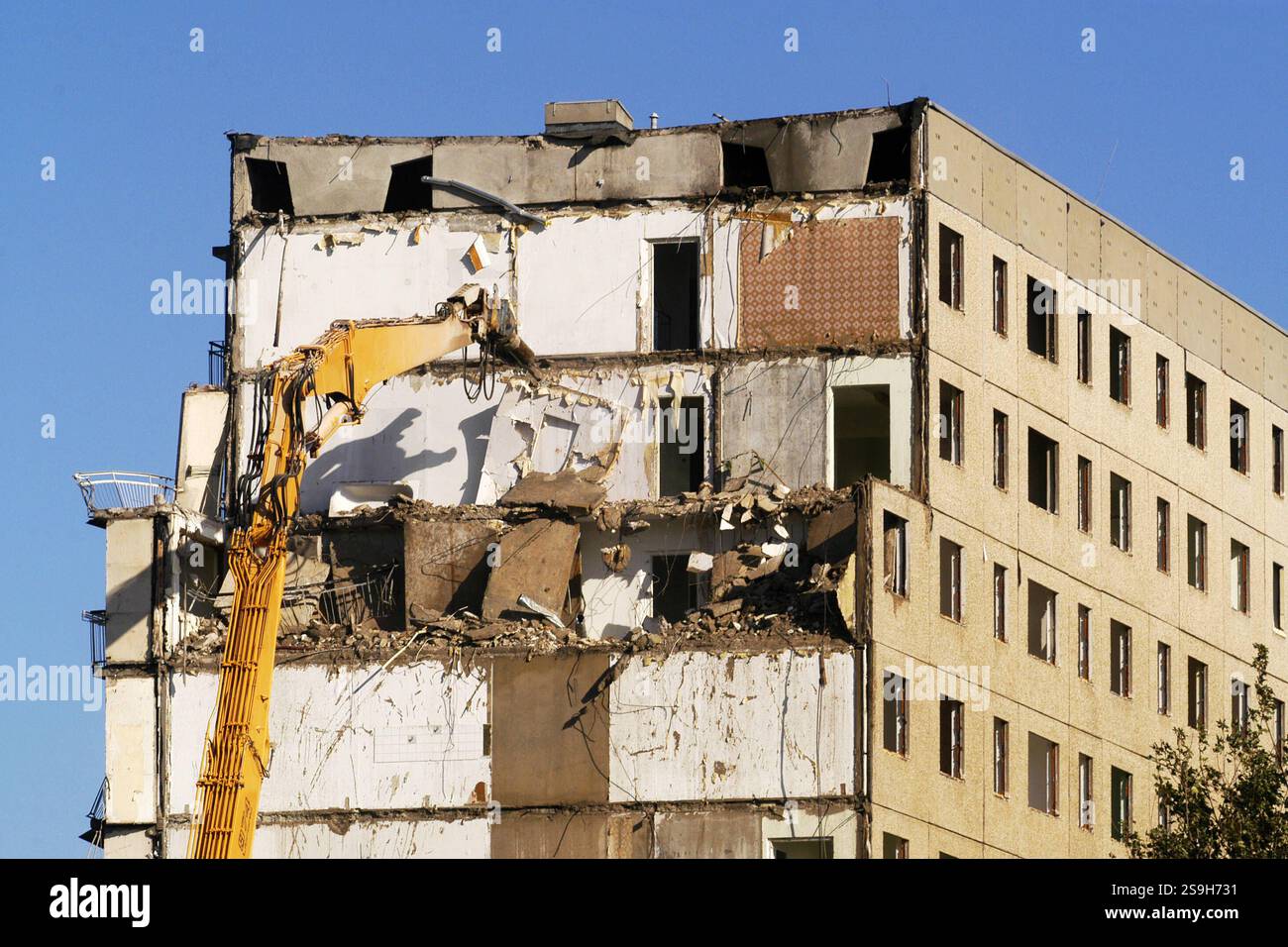 Abrissarbeiten an Plattenbauten, die in der ehemaligen DDR errichtet ...