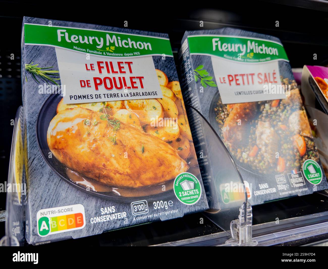 Delicious ready-to-eat meals on display in a grocery store aisle Stock ...