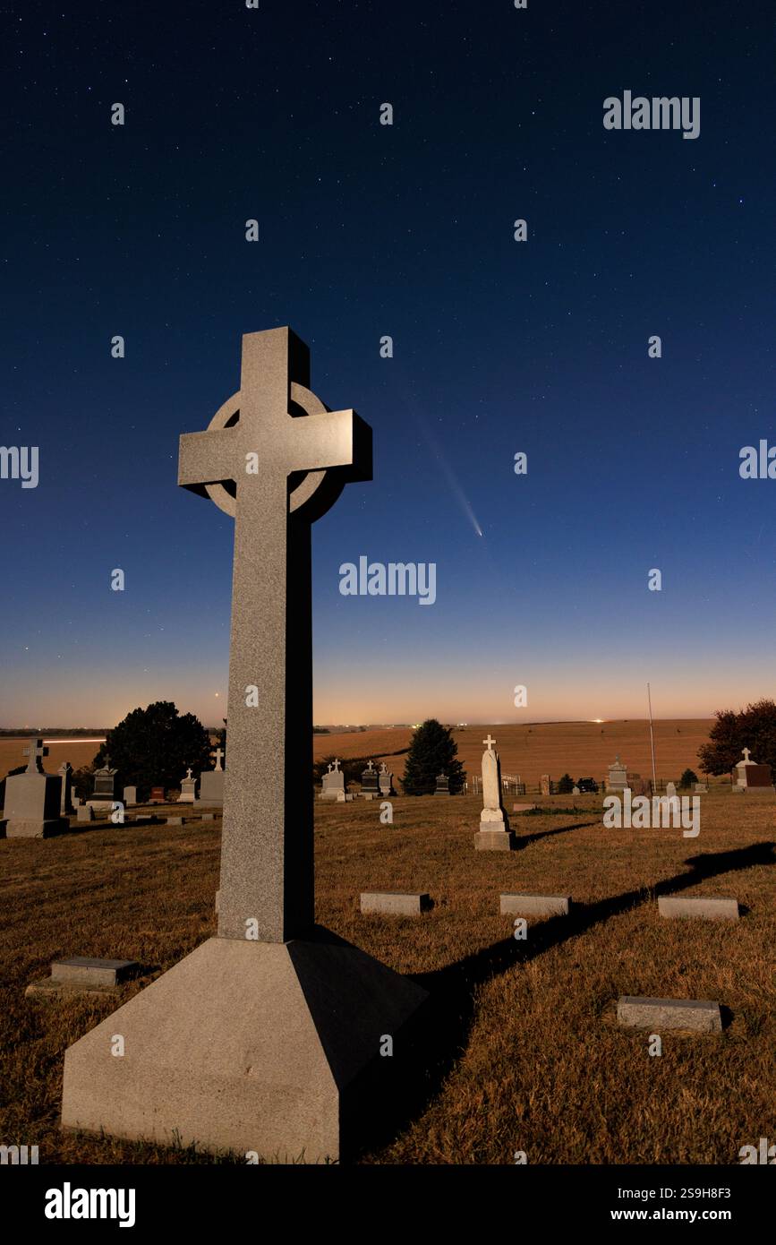 Comet tsuchinshan atlas hi-res stock photography and images - Alamy