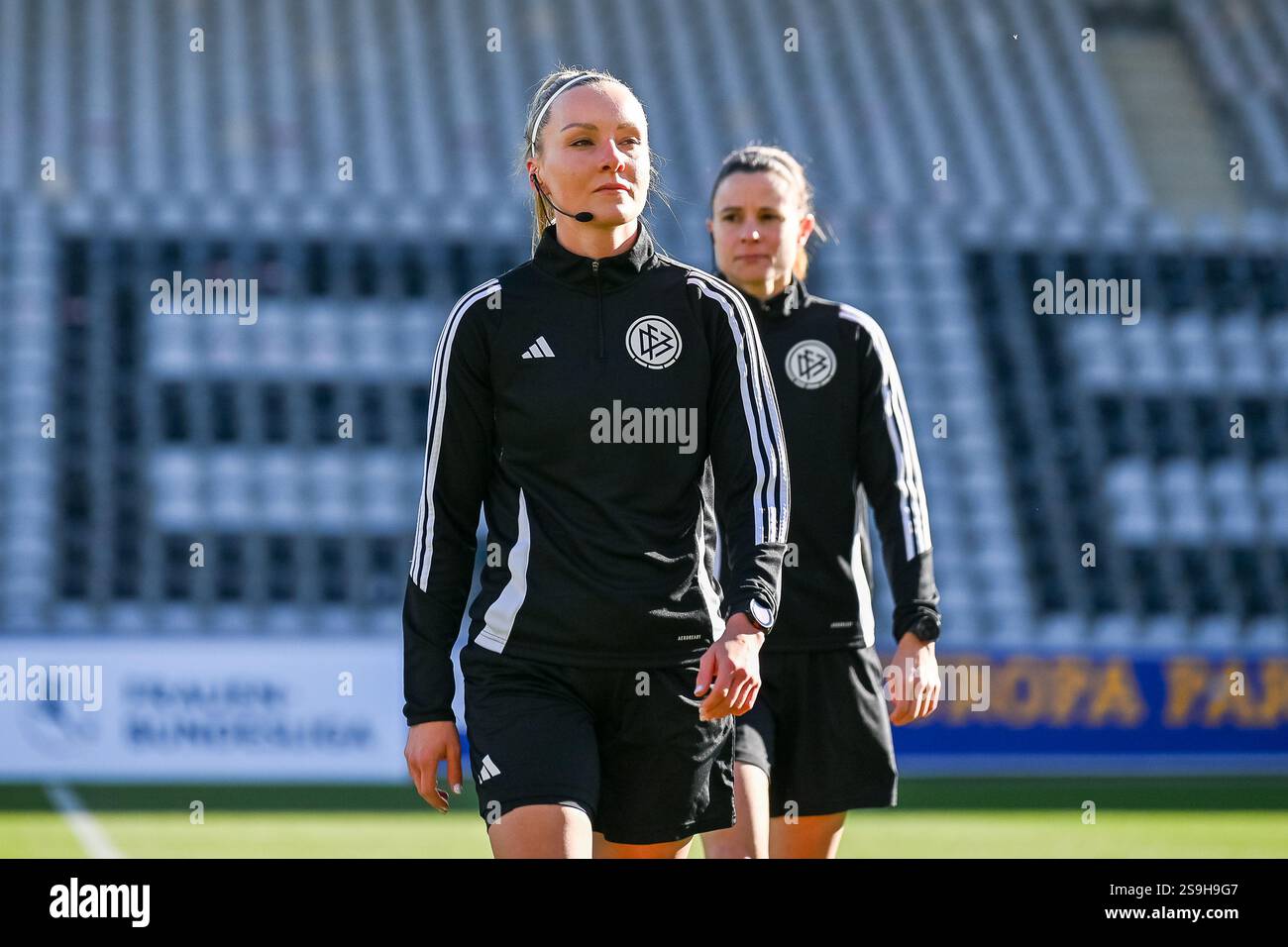 Fabienne Michel (Schiedsrichterin) Bildmitte GER, SC Freiburg - Bayer 04 Leverkusen, Frauen ...