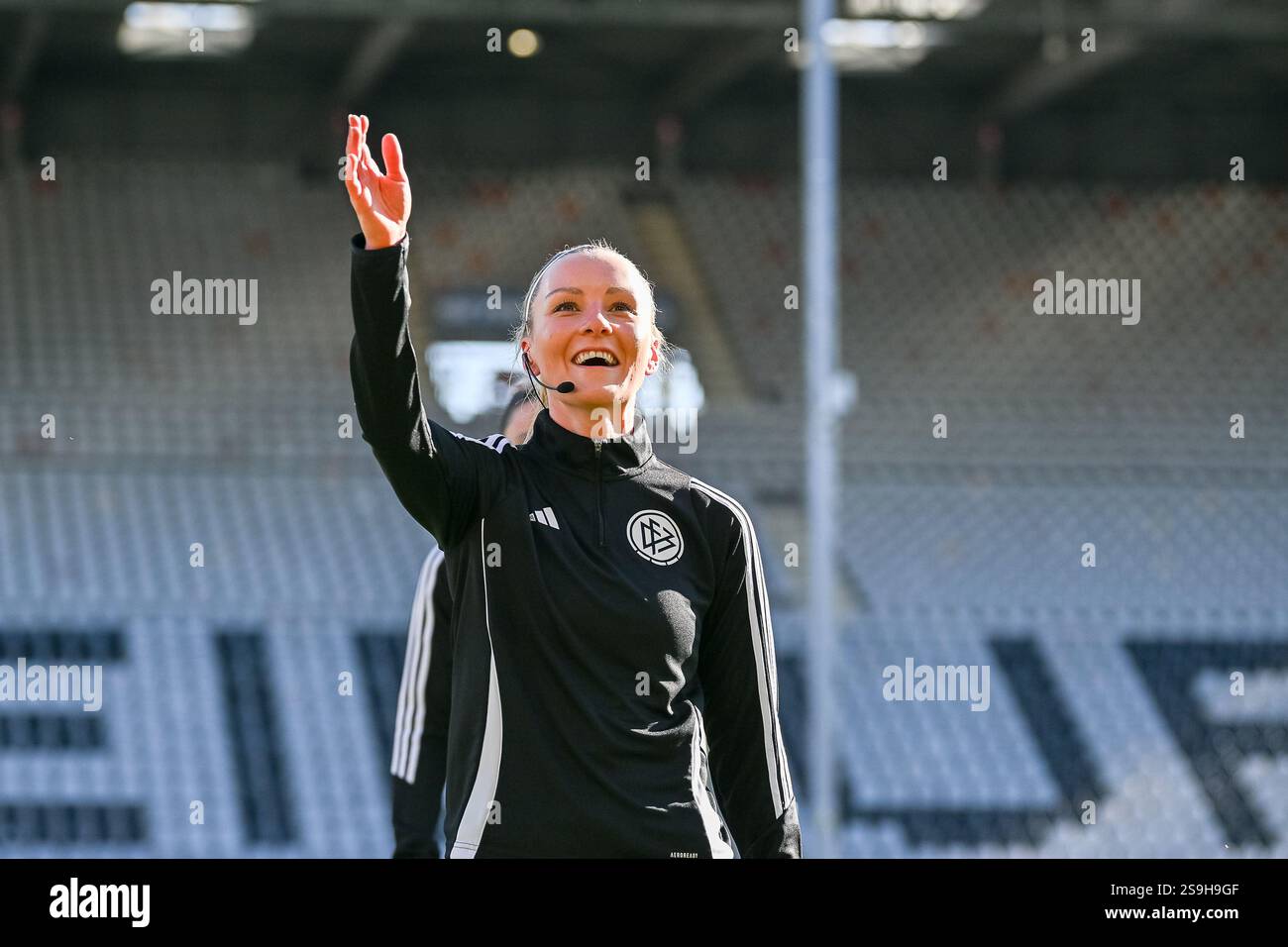 Fabienne Michel (Schiedsrichterin) mit guter Laune / positiver Emotion GER, SC Freiburg - Bayer ...