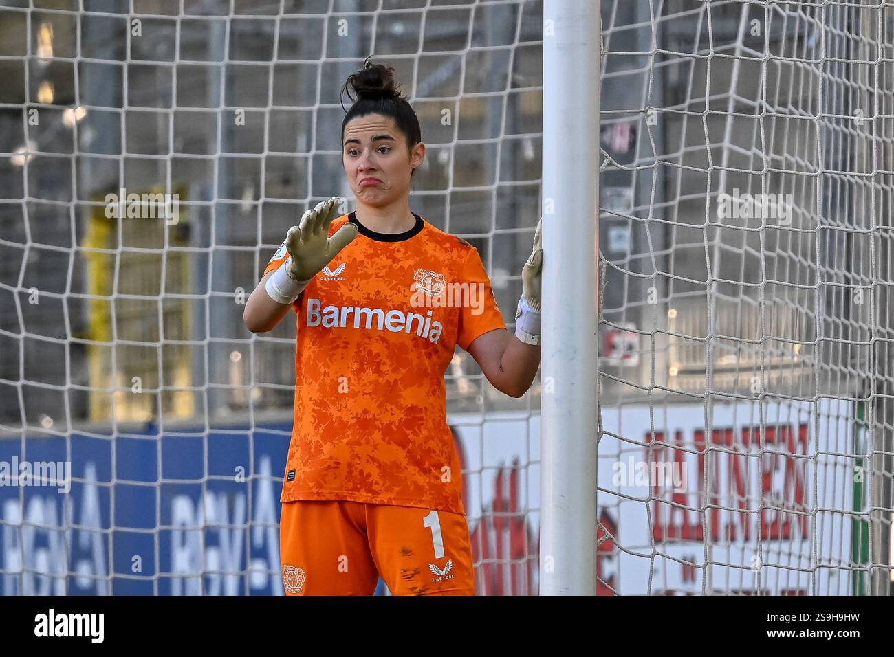Charlotte Voll (Bayer 04 Leverkusen, #01) mit Mimik/Gestik GER, SC ...