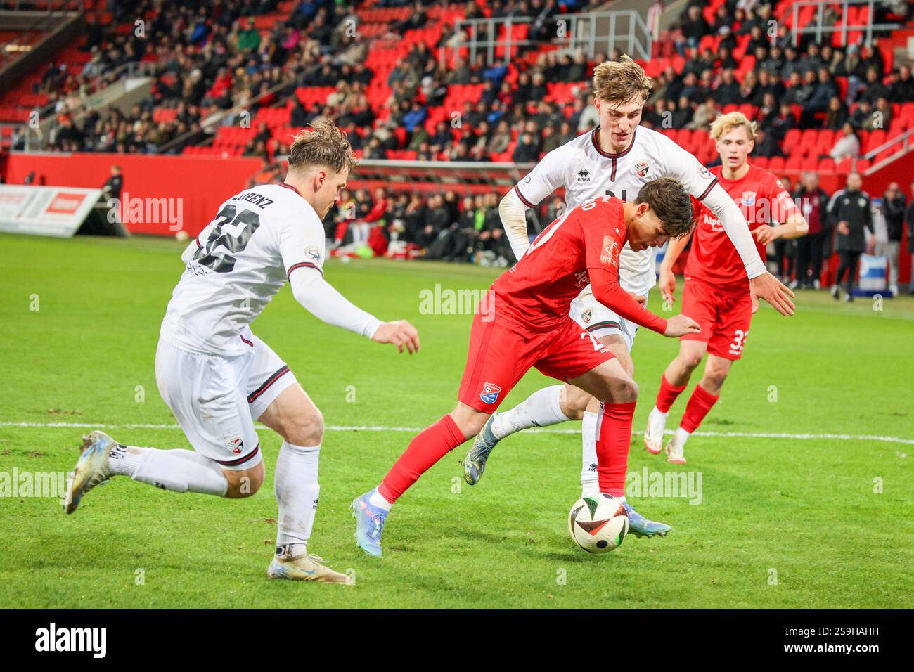 Alexander Leuthard (SpVgg Unterhaching, Nr.20) setzt sich durch beim ...