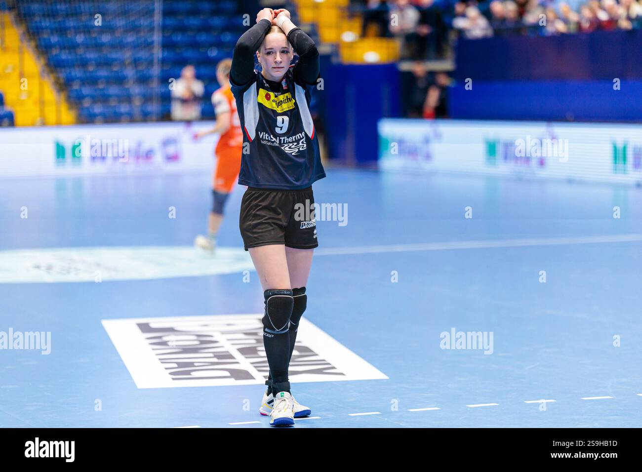 Nieke Kuehne (HSG Blomberg-Lippe, #09) aergert sich / regt sich auf GER, HSG Blomberg-Lippe (GER ...