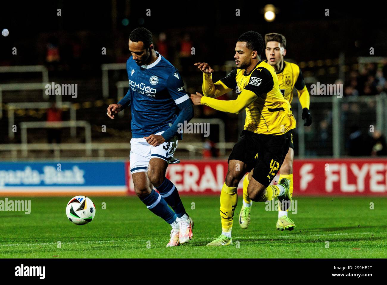 Zweikampf Noah Sarenren Bazee (Arminia Bielefeld, 37), Almugera Kabar ...