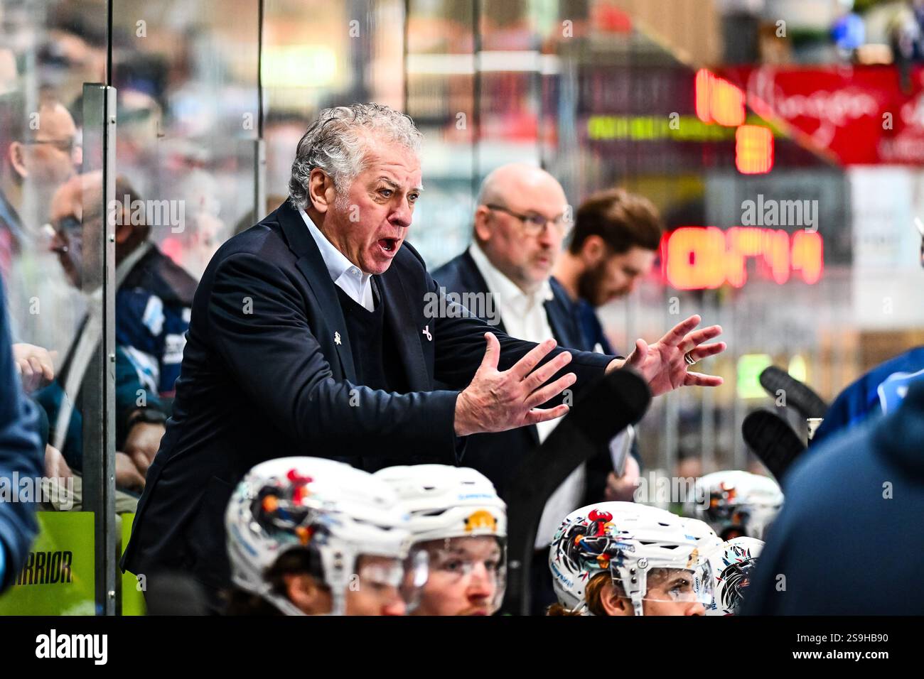 Doug Shedden (Cheftrainer, Headcoach, Iserlohn Roosters) wütet, GER ...
