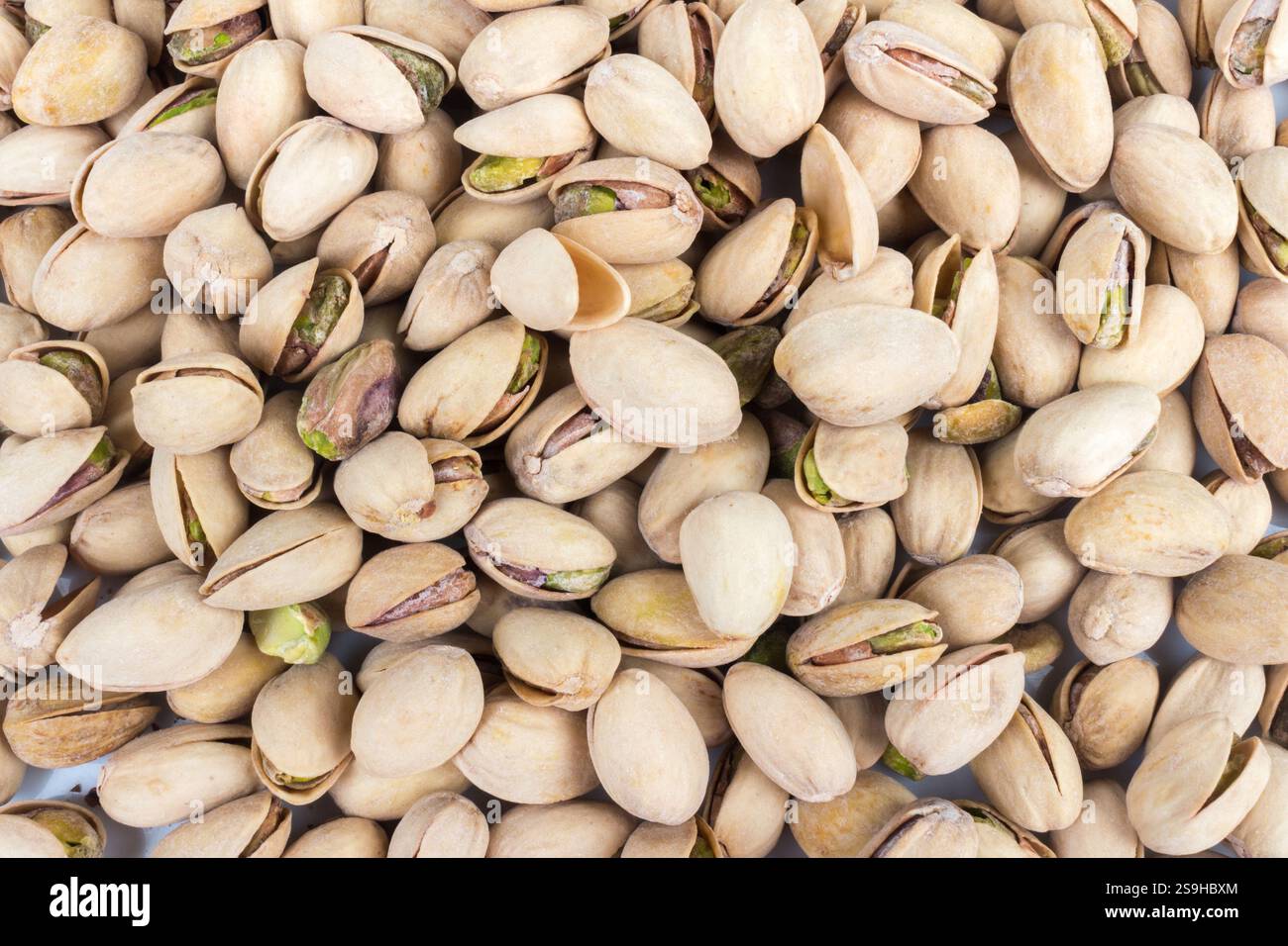 Pistachios texture background pile organic Stock Photo - Alamy