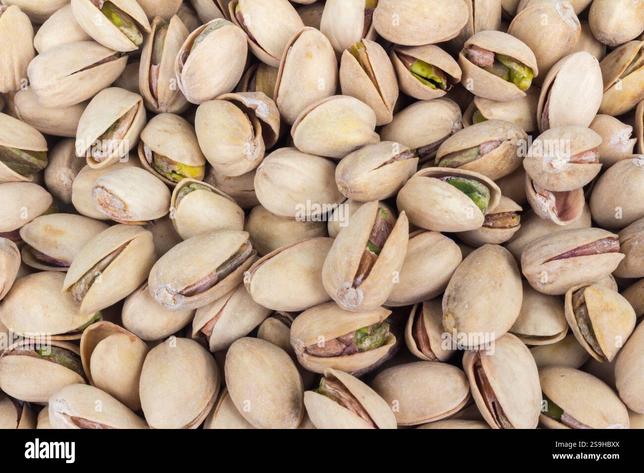 Pistachios texture background pile organic Stock Photo - Alamy
