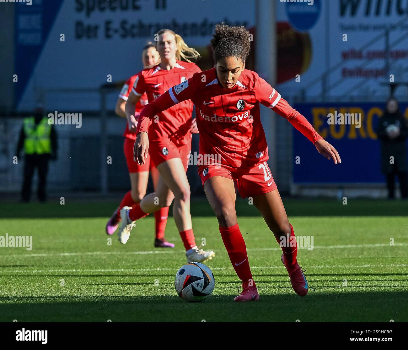 Cora Zicai (SC Freiburg Frauen, #28) GER, SC Freiburg - Bayer 04 Leverkusen, Frauen-Fussball ...
