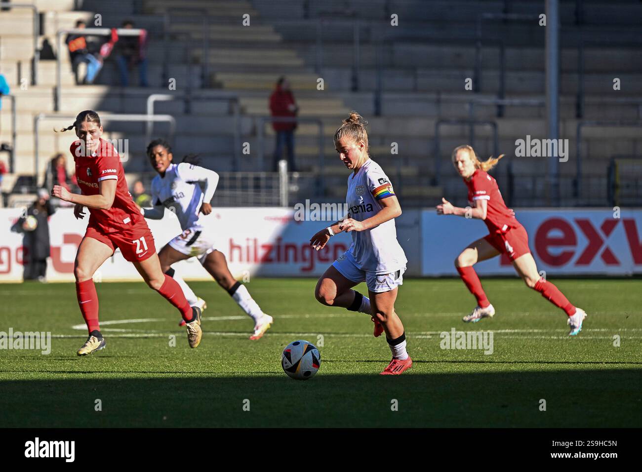 Kristin Koegel (Bayer 04 Leverkusen, #11) am Ball. GER, SC Freiburg - Bayer 04 Leverkusen ...