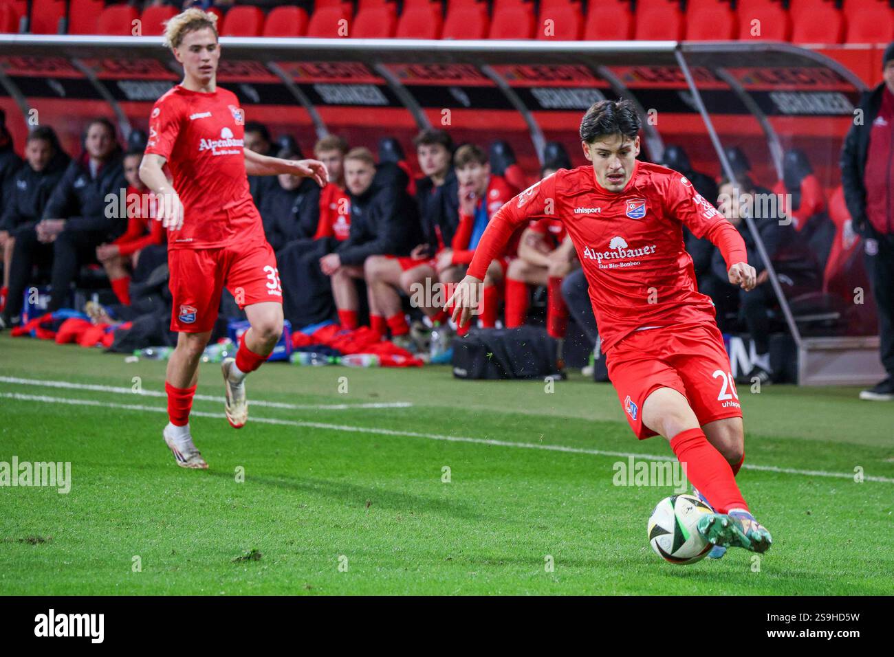 Alexander Leuthard (SpVgg Unterhaching, Nr.20) am Ball beim Spiel FC ...