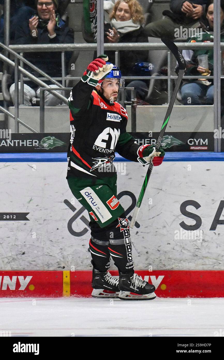 Jubel der Panther nach dem Treffer zum 2-4 druch Luca TOSTO (Augsburger ...