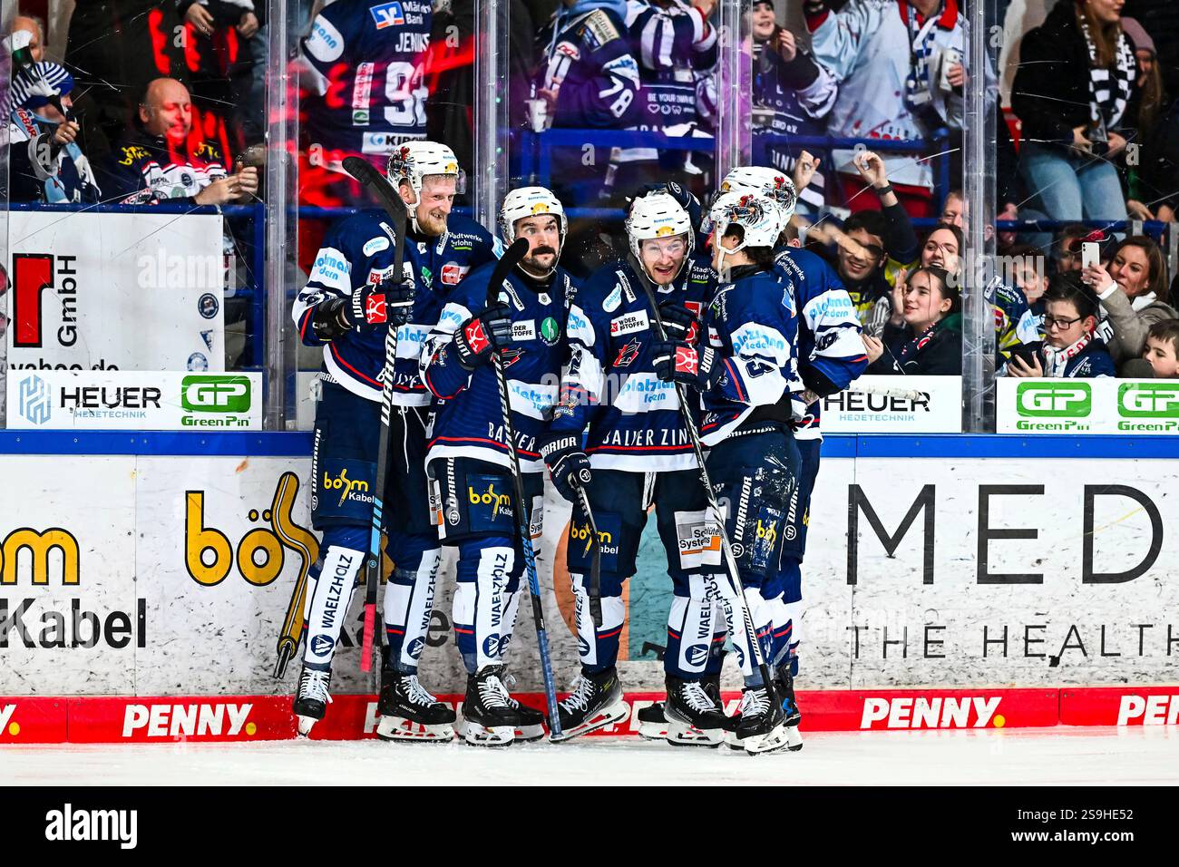 Torjubel, Jubel, Freude bei Torschütze John Broda (Iserlohn Roosters ...
