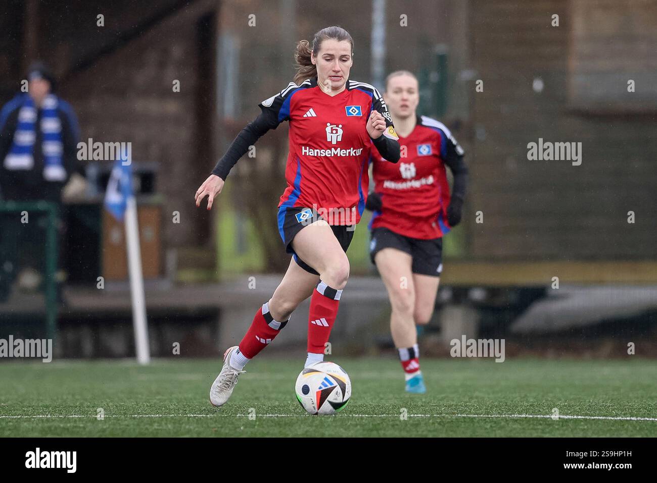v.li.: Pauline Machtens (Hamburger SV, 28) am Ball, Einzelbild ...