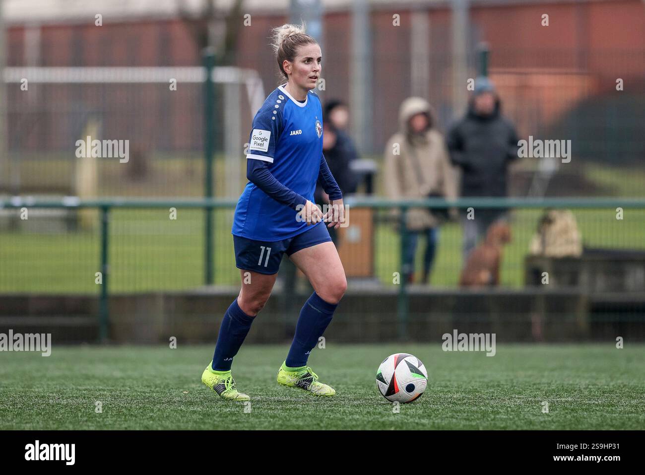 v.li.: Jennifer Cramer (1. FFC Turbine Potsdam, 11) am Ball ...