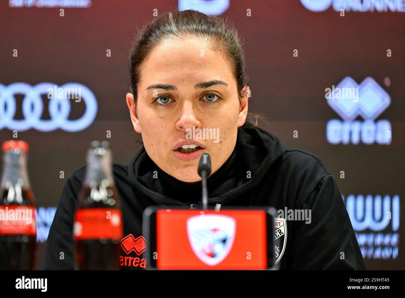 Trainerin Sabrina Wittmann (FC Ingolstadt) auf der PK, Pressekonferenz ...