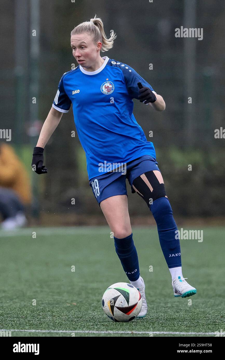 v.li.: Laura Lindner (1. FFC Turbine Potsdam, 38) am Ball, Freisteller ...