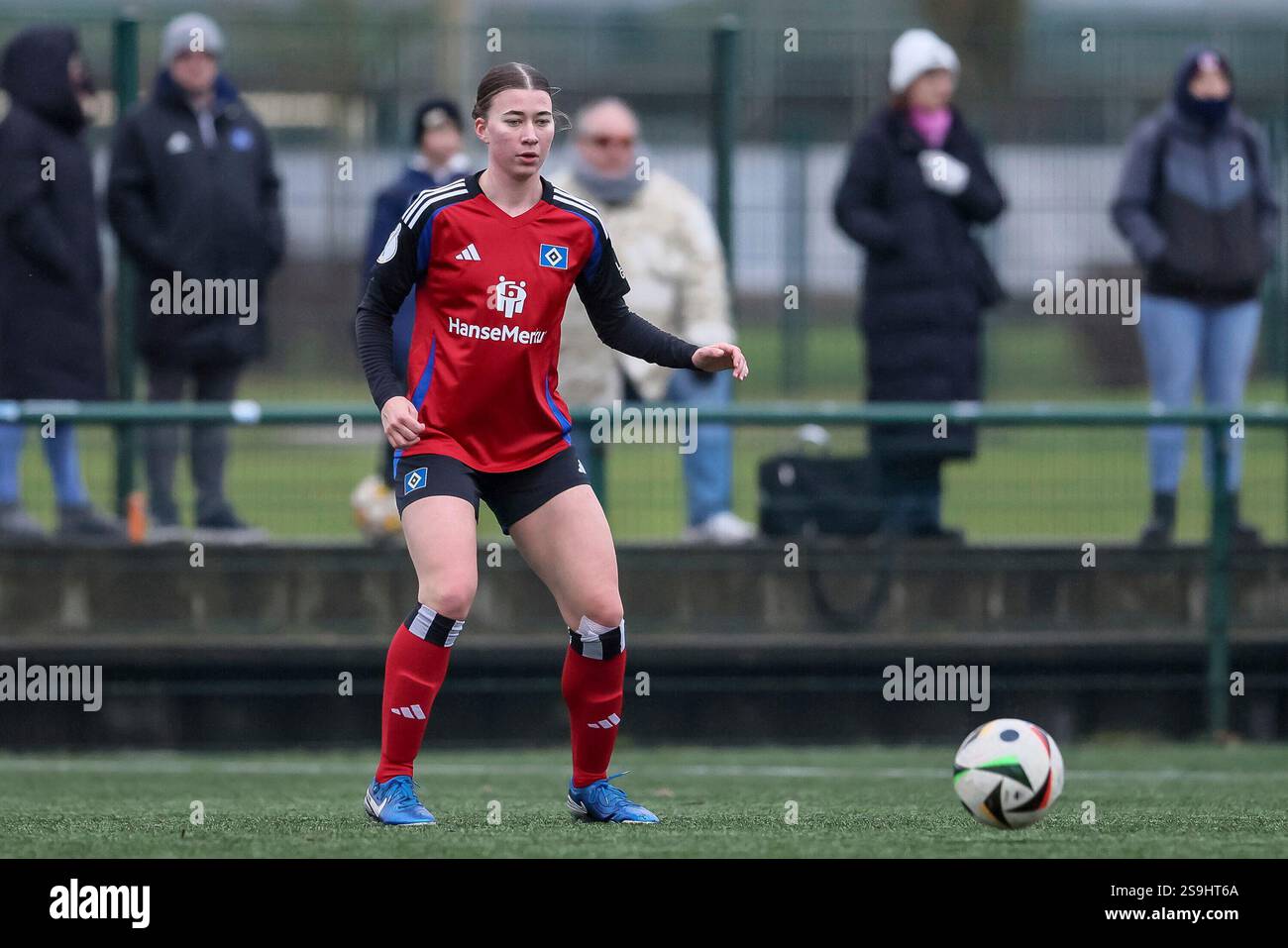 v.li.: Carla Wilson (Hamburger SV, 5) am Ball, Freisteller, Einzelbild ...