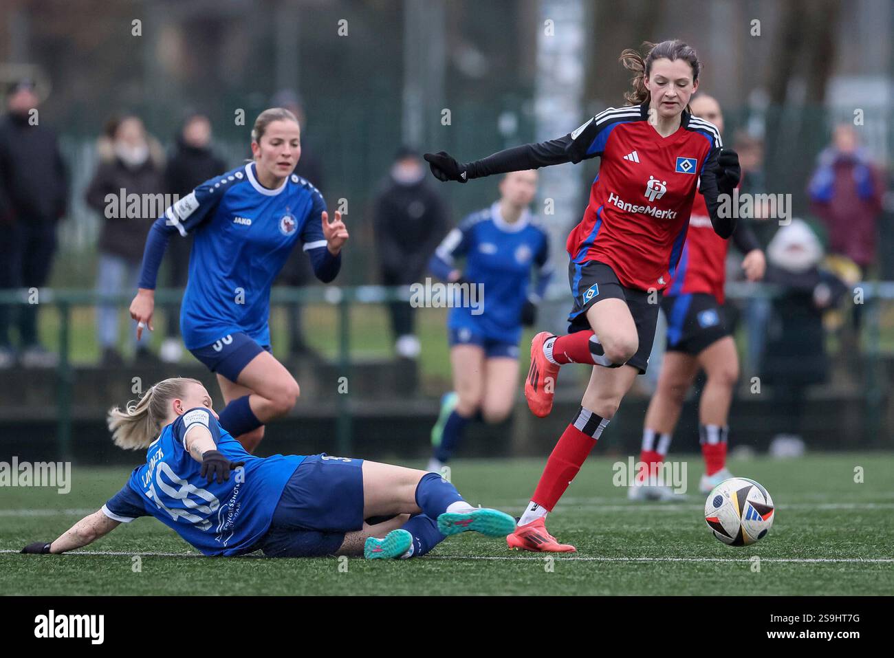 v.li.: Laura Lindner (1. FFC Turbine Potsdam, 38) und Lotta Wrede ...