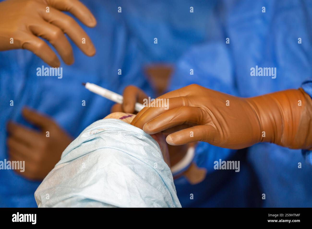 Traumatologist orthopedic surgeon doctor hi-res stock photography and ...