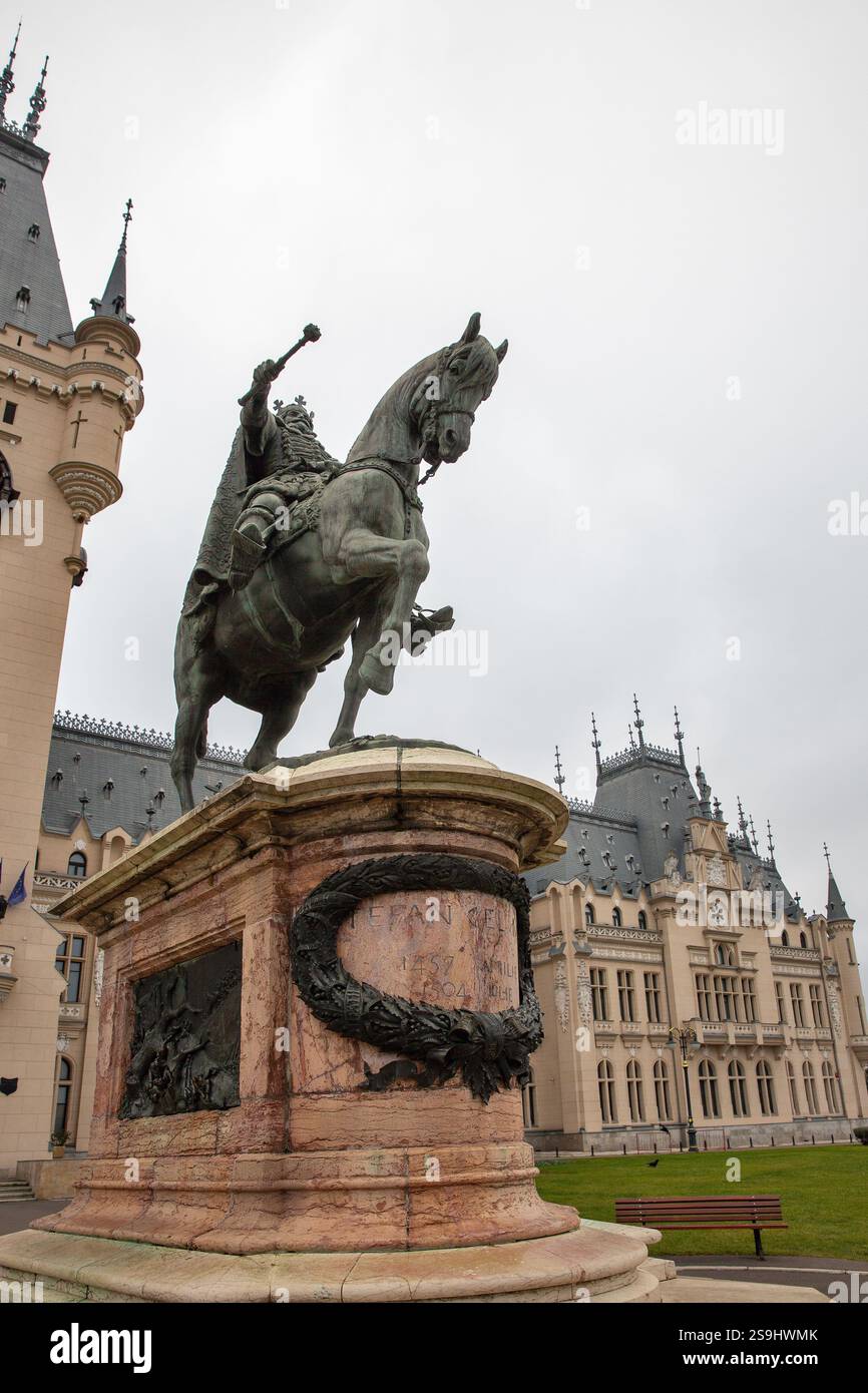 Statue of Stephen the Great (Stefan cel Mare) in front of the Palace of ...