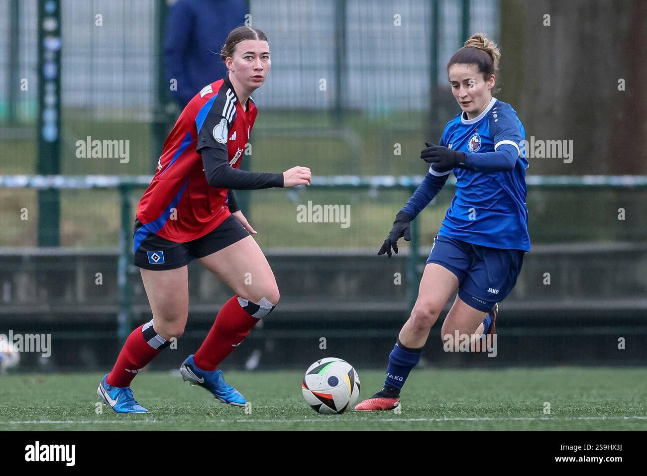 v.li.: Carla Wilson (Hamburger SV, 5) und Caroline Krawczyk (1. FFC ...