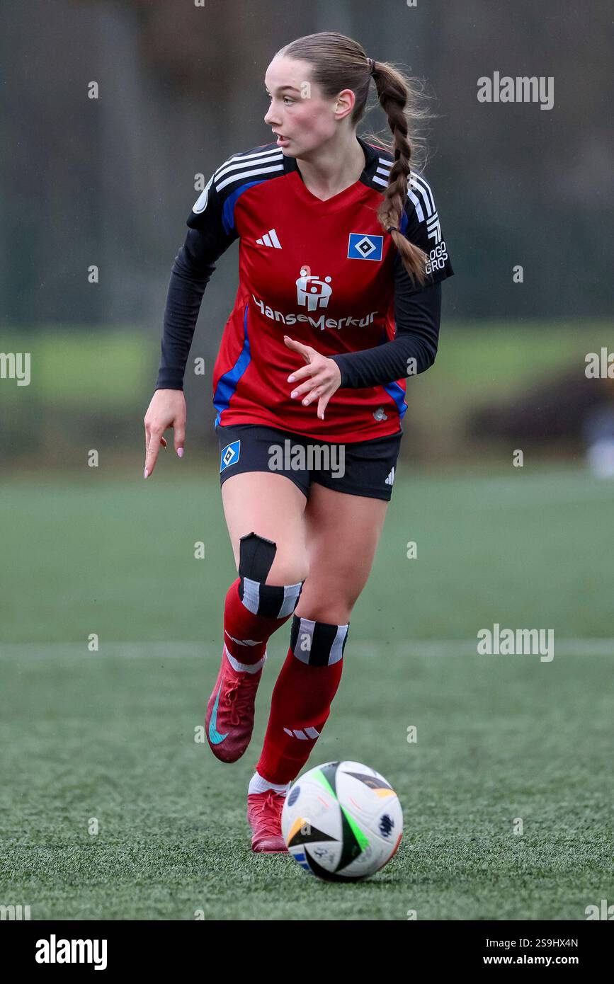 v.li.: Merle Kirschstein (Hambruger SV , 25) am Ball, Einzelbild ...