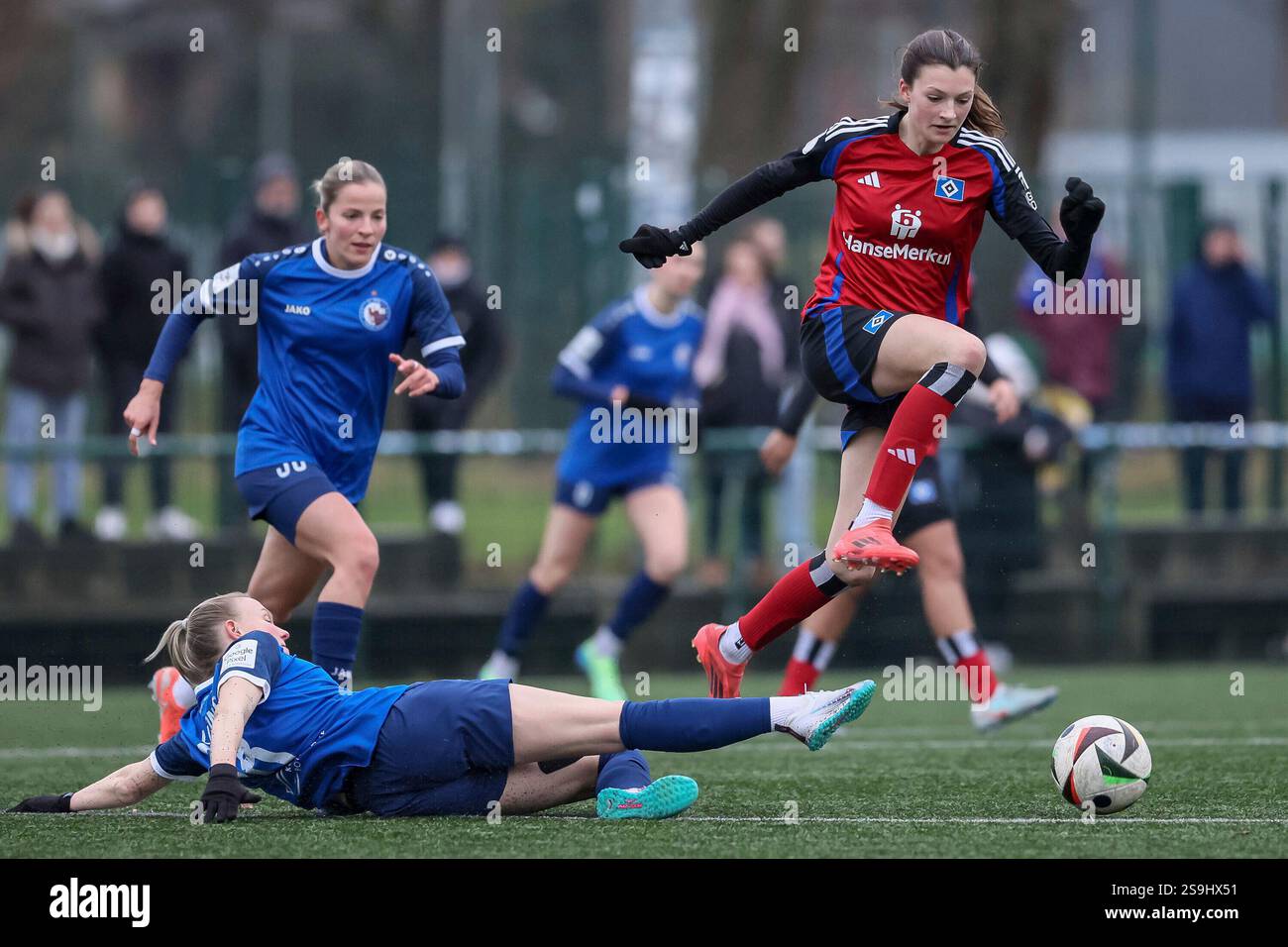 v.li.: Laura Lindner (1. FFC Turbine Potsdam, 38) und Lotta Wrede ...