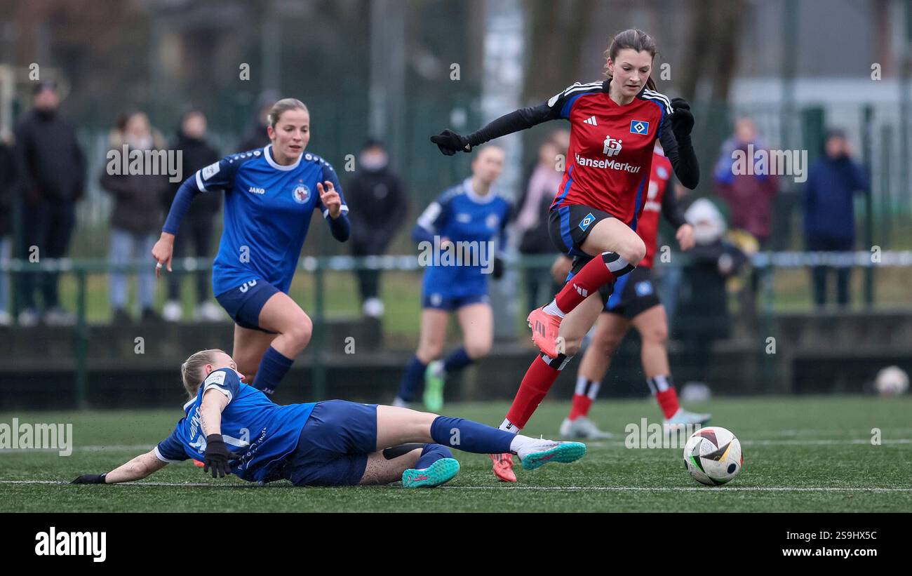 v.li.: Laura Lindner (1. FFC Turbine Potsdam, 38) und Lotta Wrede ...