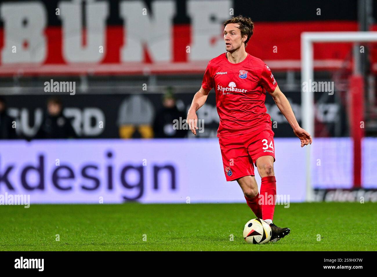 Tim Knipping (Unterhaching, 34) am Ball, Freisteller, Ganzkörper ...
